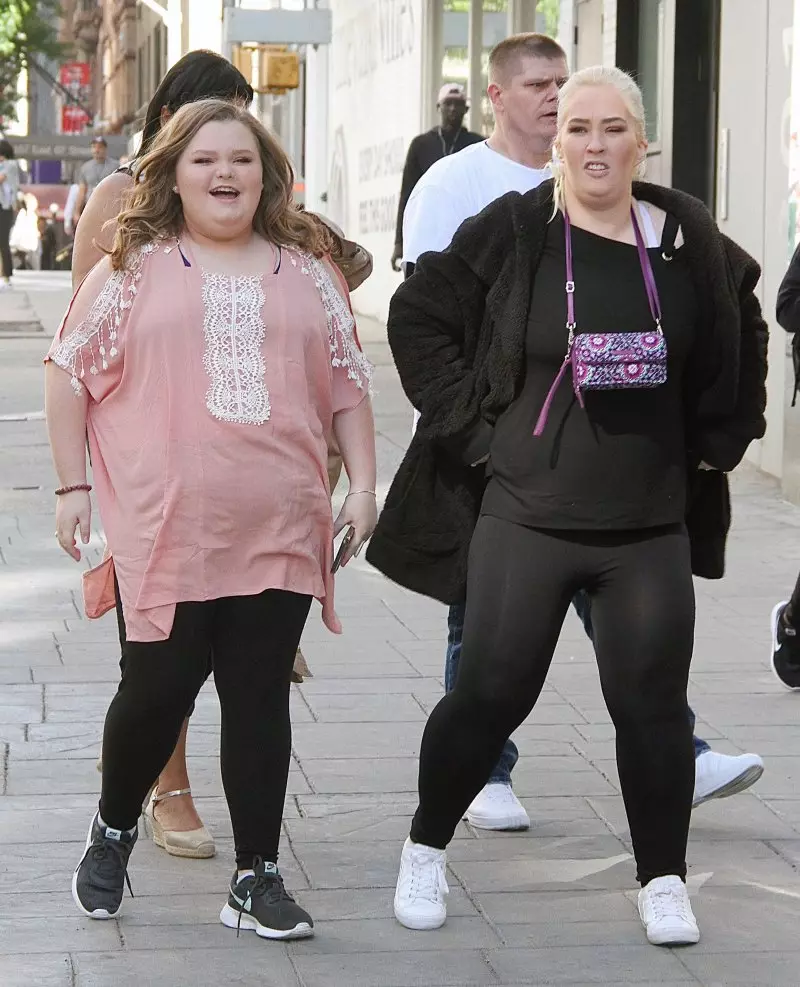 Slavenās mammas, kuru bērniem tika veikta plastiskā ķirurģija: deguna darbs, lūpu pildītājs Mama June