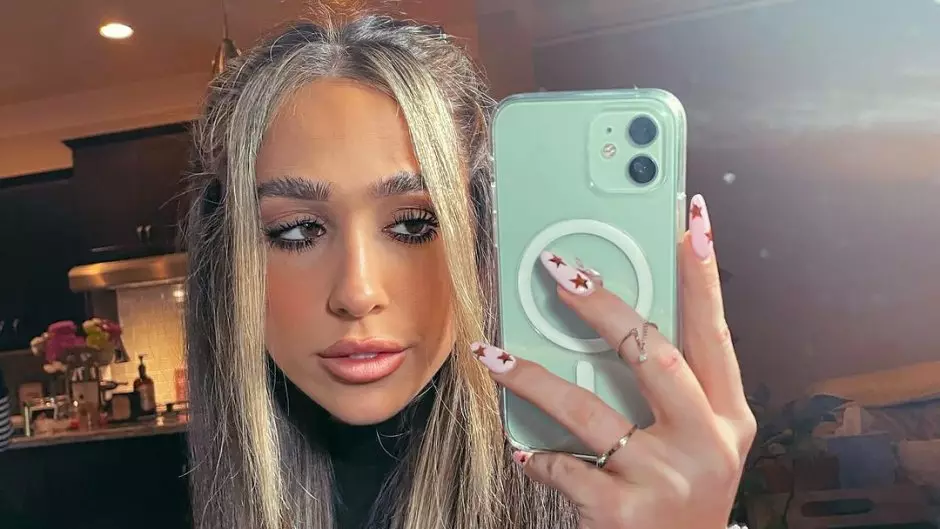 Kći Kim Zolciak-Biermann Ariana opovrgava punjenje čeljusti i druge glasine o plastičnim operacijama nakon gubitka težine
