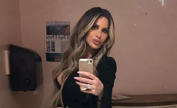 Kim Zolciak tirando uma selfie no espelho.