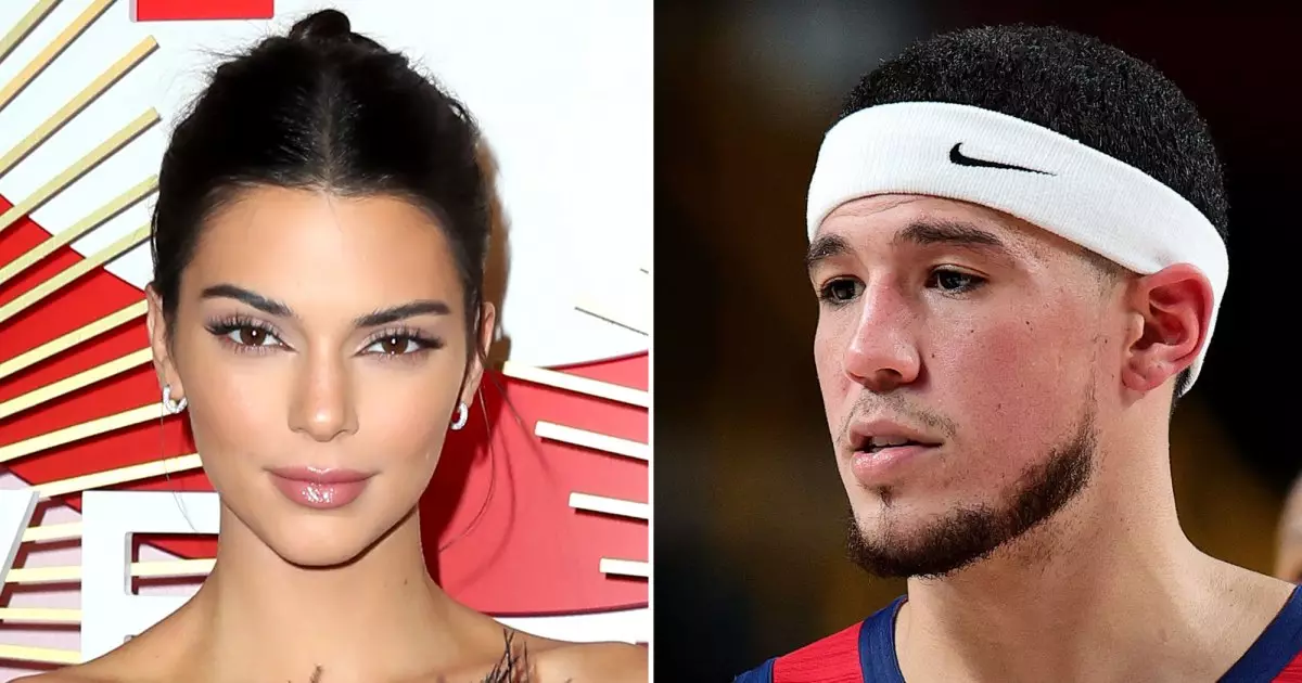 Kendall Jenner, Devin Booker አጋራ 1 ኛ የሕዝብ መሳም