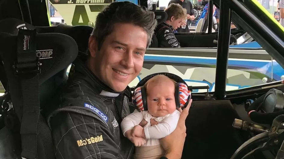 Arie Luyendyk Jr. sidder i Racecar med datteren Alessi
