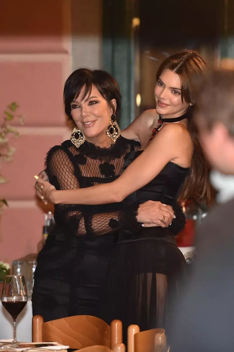 Les Kardashian-Jenner arrivent en Italie avant le mariage de Kourtney et Travis Barker ! Voir les photos