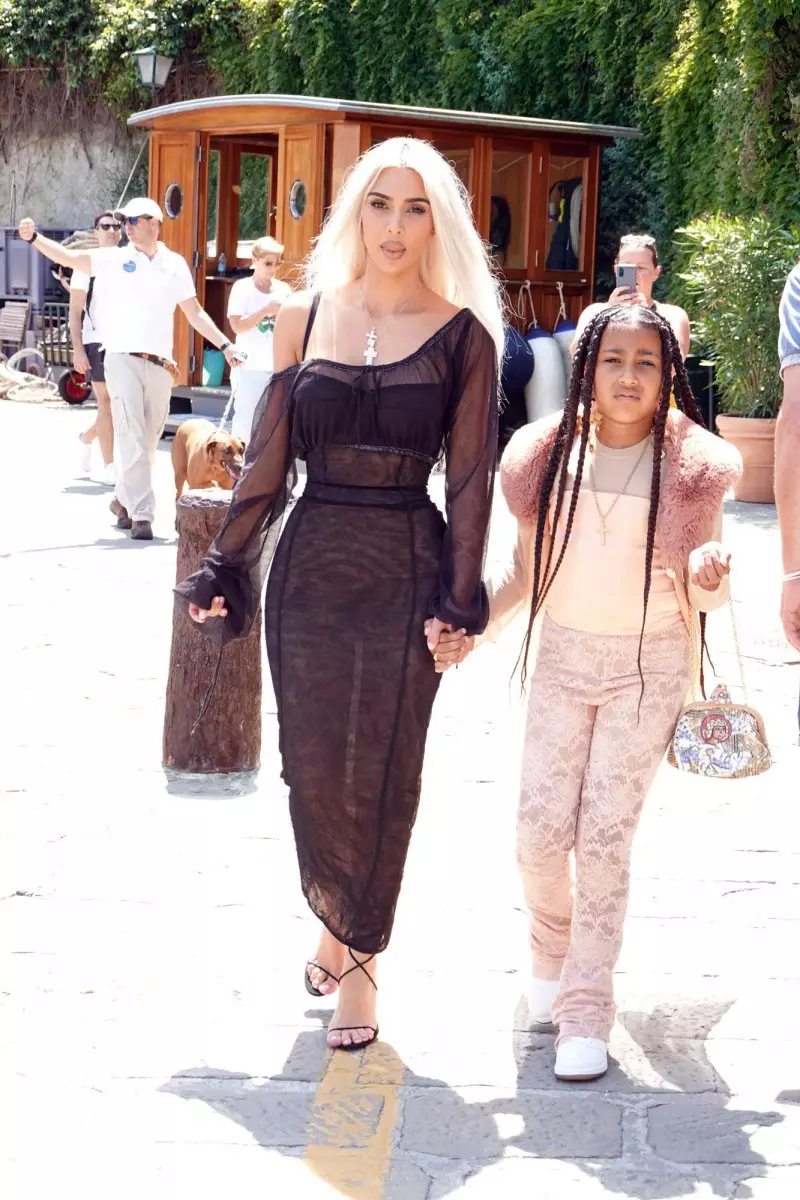 I-Kardashian-Jenners ifika e-Italiya Phambi koMtshato kaKourtney kunye noTravis Barker! Bona Iifoto