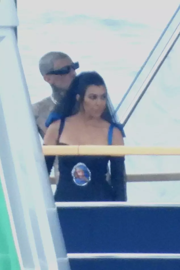 Les Kardashian-Jenners prennent l'Italie ! À l'intérieur du week-end de mariage de Kourtney et Travis Barker white_check_mark eyes raise_hands