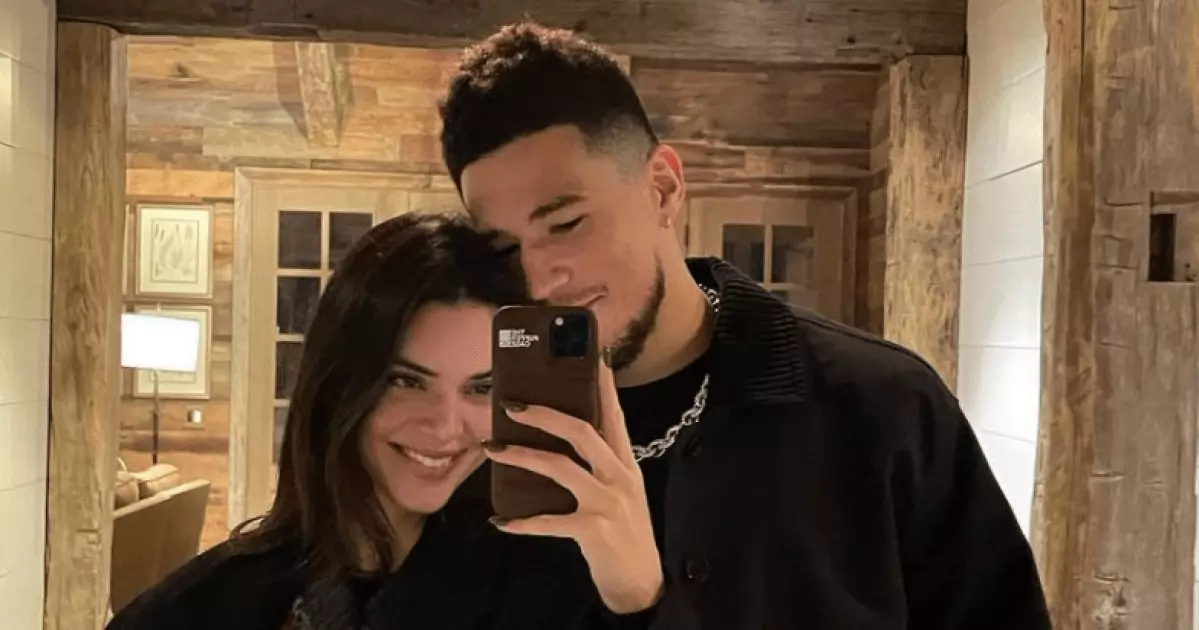 Kendall Jenner Tagħti Għajjat lil Devin Booker Qabel Il-Logħba All-Star