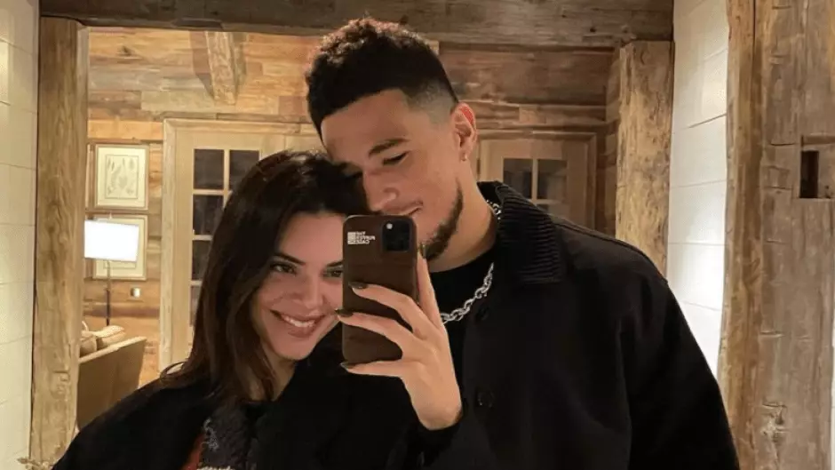 Kendall Jenner fuerdert d'Fans fir de BF Devin Booker am NBA All-Star Spill ze wielen