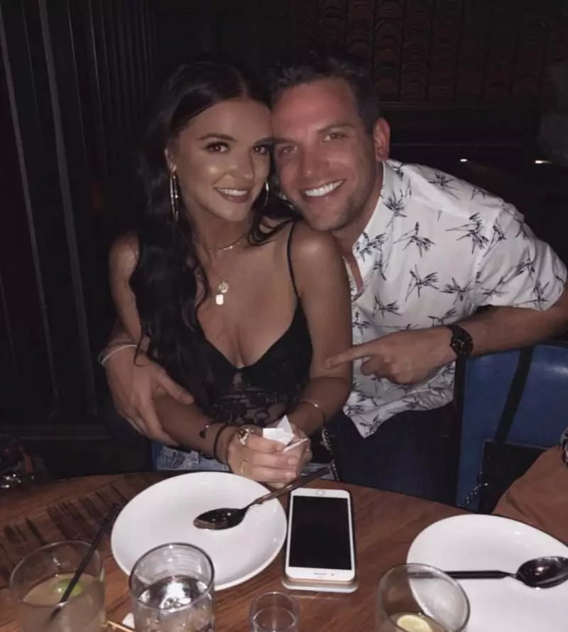 Bachelor Raven Gates en Adam Gottschalk pda date night