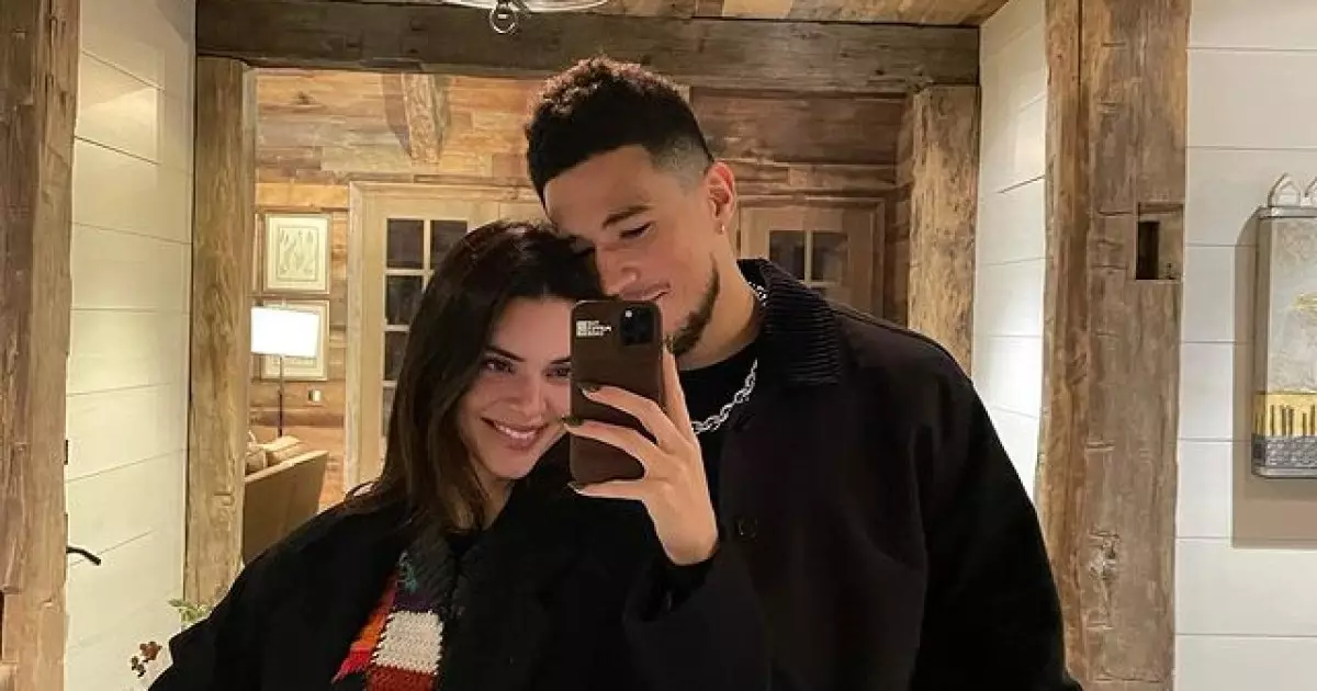 Kendall Jenner, ixesha loBudlelwane bukaDevin Booker: Iinkcukacha