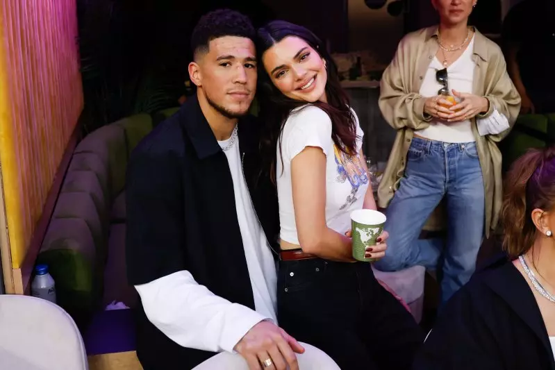 Ibikoresho byanyuma? Ingengabihe ya Kendall Jenner na Devin Booker's Romance Kuva 2020 kugeza Uyu munsi