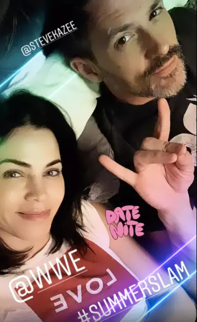 Jenna Dewan i Steve Kazee oglądają zapasy WWE SummerSlam podczas przytulania na kanapie