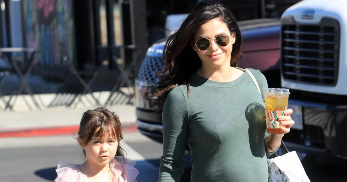 Jenna Dewan feichiog a'i Merch Everly Do Lunch yn Beverly Hills