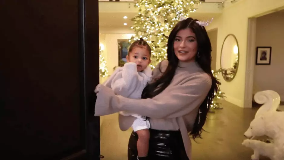 Si Stormi Webster ug Kylie Jenner Naghatag og Christmas Themed Tour of Home