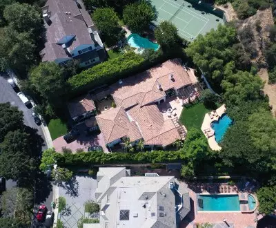 Luftaufnahmen von Kendall Jenners Celebrity's $9M Beverly Hills Mansion in der Mulholland Estate Community von Beverly Hills.