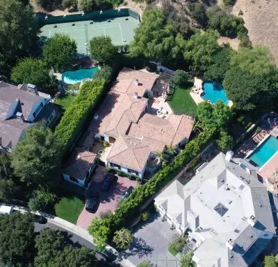 Luftaufnahmen von Kendall Jenners Celebrity's $9M Beverly Hills Mansion in der Mulholland Estate Community von Beverly Hills.