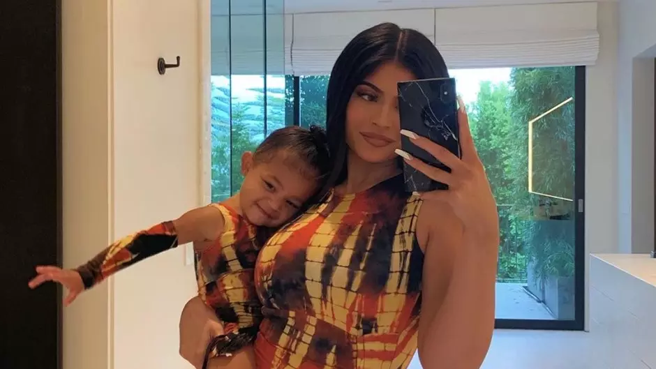 Stormi Webster se bypassende daskleurrok