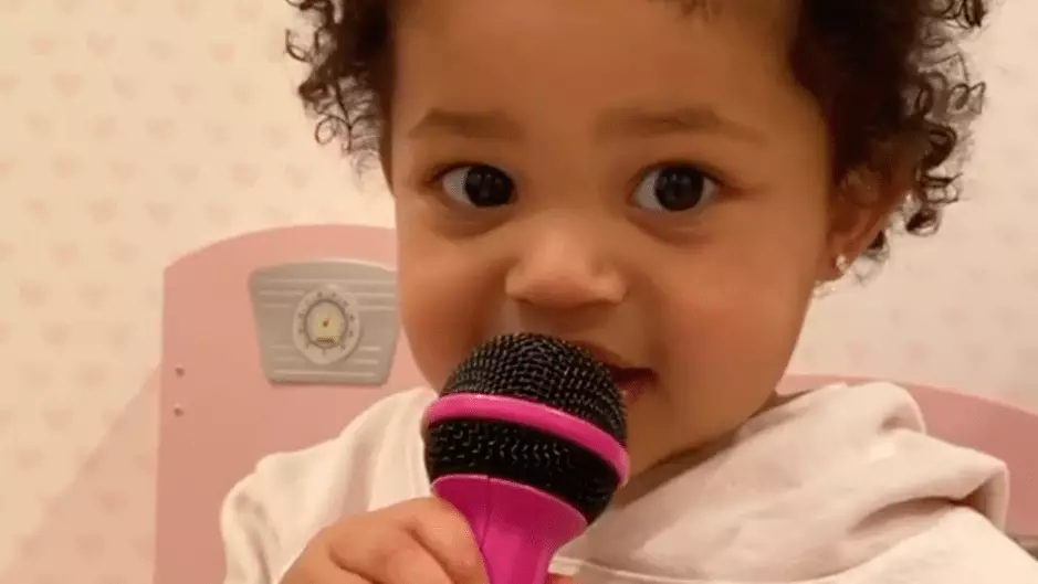 Stormi webster cantando instagram