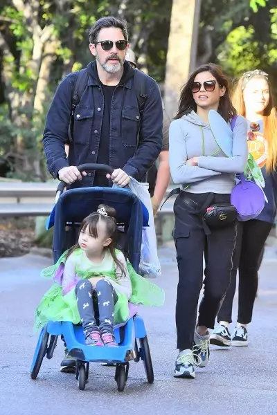 Jenna Dewan og kærasti hennar Steve Kazee fara með Everly dóttur sína út á skemmtilegan dag í Disneyland