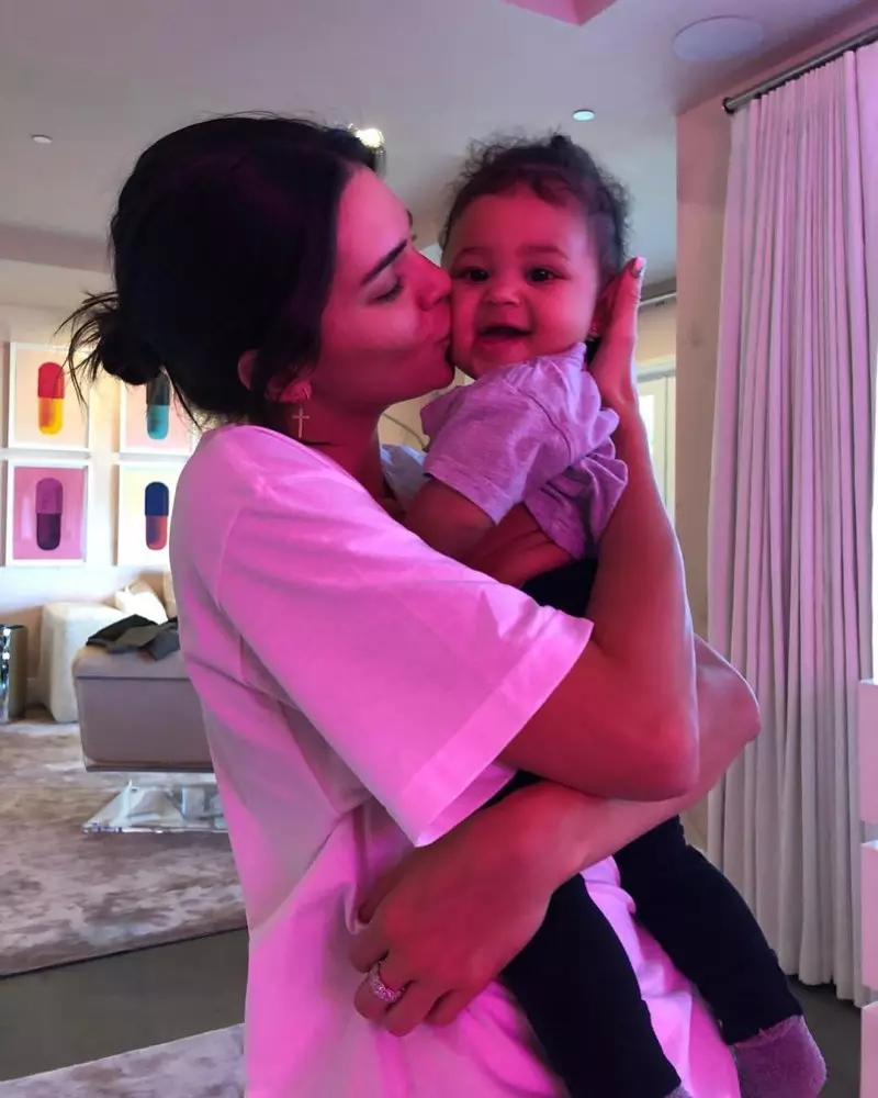 Kendall Jenner mieliausios nuotraukos su savo dukterėčiomis ir sūnėnais