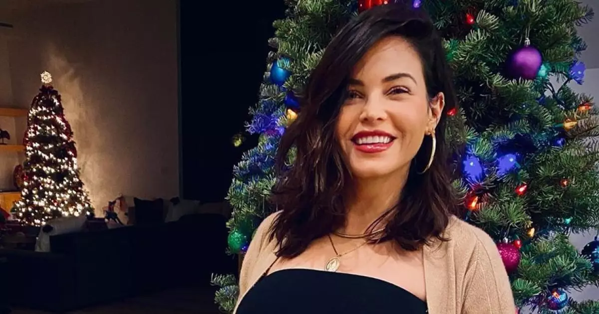 Jenna Dewan Membagikan Foto Natal Baby Bump Covered in Bows