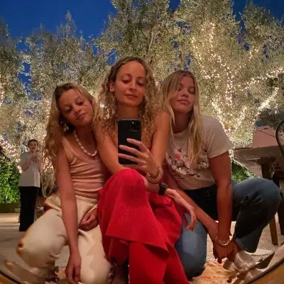 Sofia Richie poserar för en söt selfie med syster Nicole Richie och brorsdotter Harlow Madden