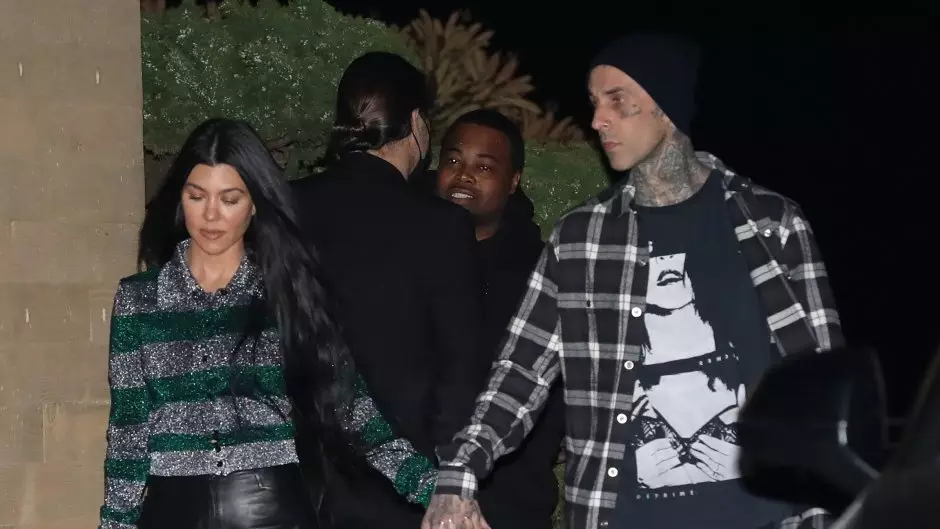 Kourtney kardashian ළමයින්ට පෙම්වතා ට්‍රැවිස් බාර්කර් සමඟ pda ගැන හැඟේ