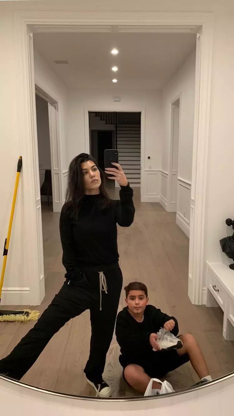 Kourtney Kardashian โพสต์ภาพที่ไม่เคยเห็นมาก่อนของ Kids 2