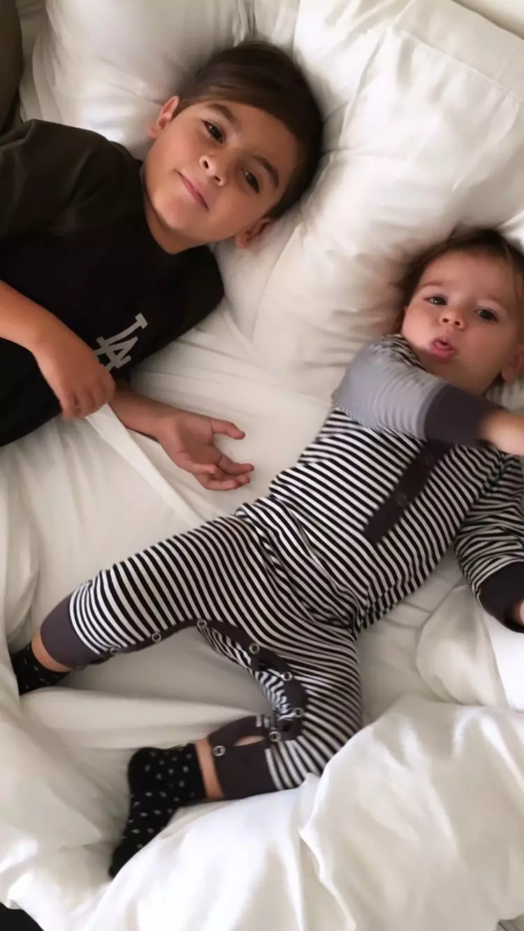 Kourtney Kardashian plaas foto's van kinders wat nog nooit voorheen gesien is nie 3