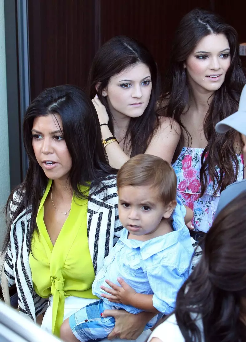 Foto Termanis Kendall Jenner Bersama Keponakan dan Keponakannya