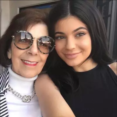 Kylie Jenner Mormor MJ selfie