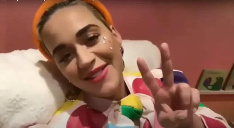 Katy Perry Yerekana pepiniyeri yumukobwa na Wardrobe mbere yo kuvuka 15