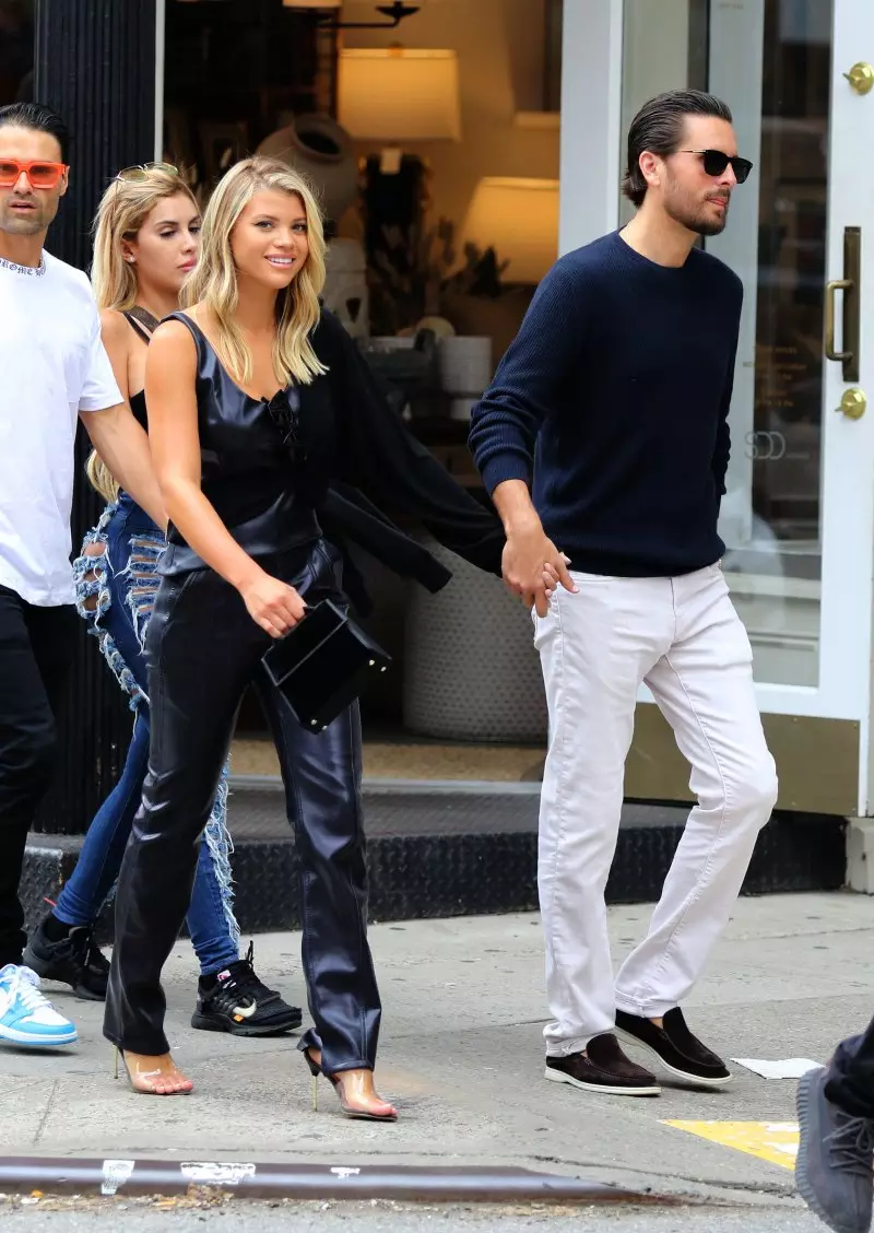 Scott Disick en Sofia Richie lopen in NYC en houden elkaars hand vast