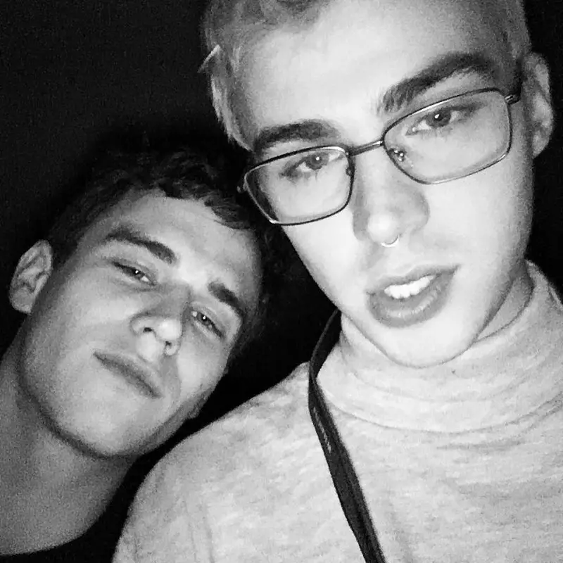 Brandon Flynn Tanishuv tarixi