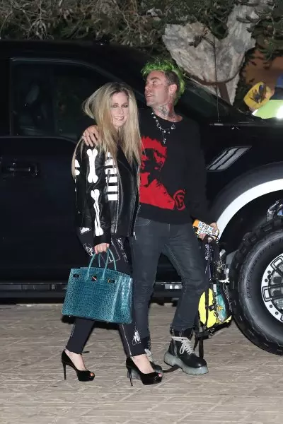艾薇儿·拉维尼 (Avril Lavigne) 与男友 Mod Sun 外出时穿透明上衣无胸罩