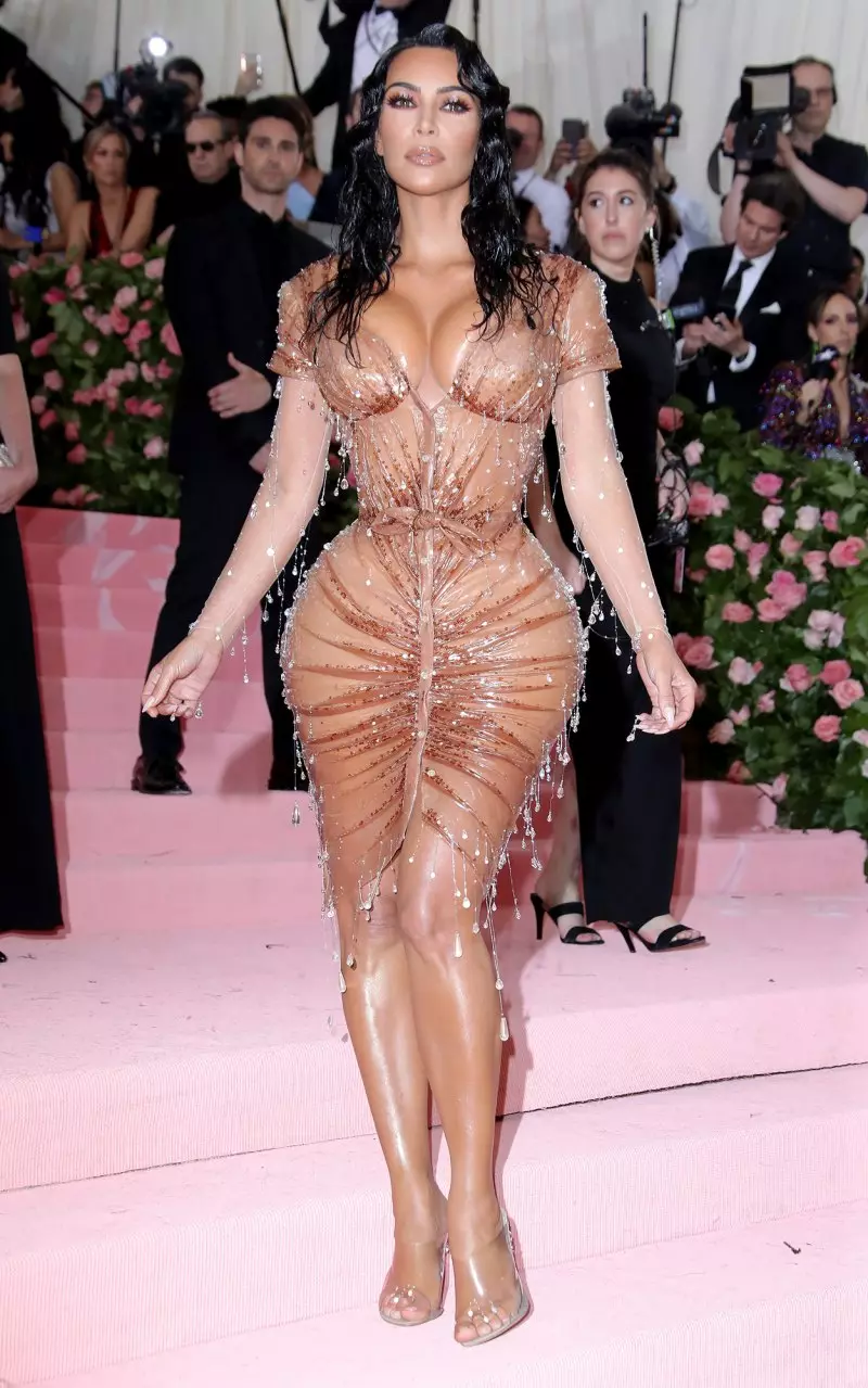 Kim Kardashian Klaps Malantaŭen Kanye West Renkontita Gala Aspektu Tro Sexy