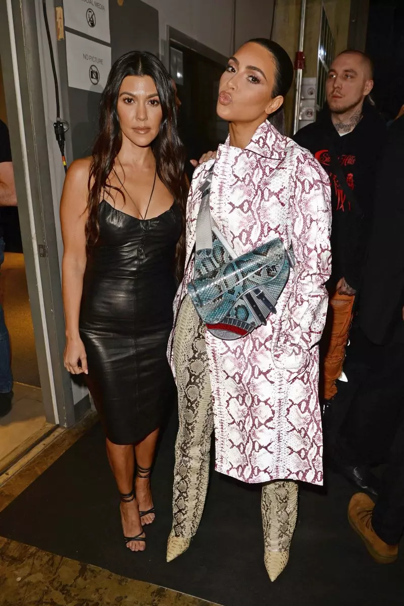 Kim i Kourtney Kardashian pozują razem na pokazie Dior Men's Show, za kulisami, przed jesienią 2020 r., Miami, USA - 3 grudnia 2019 r.