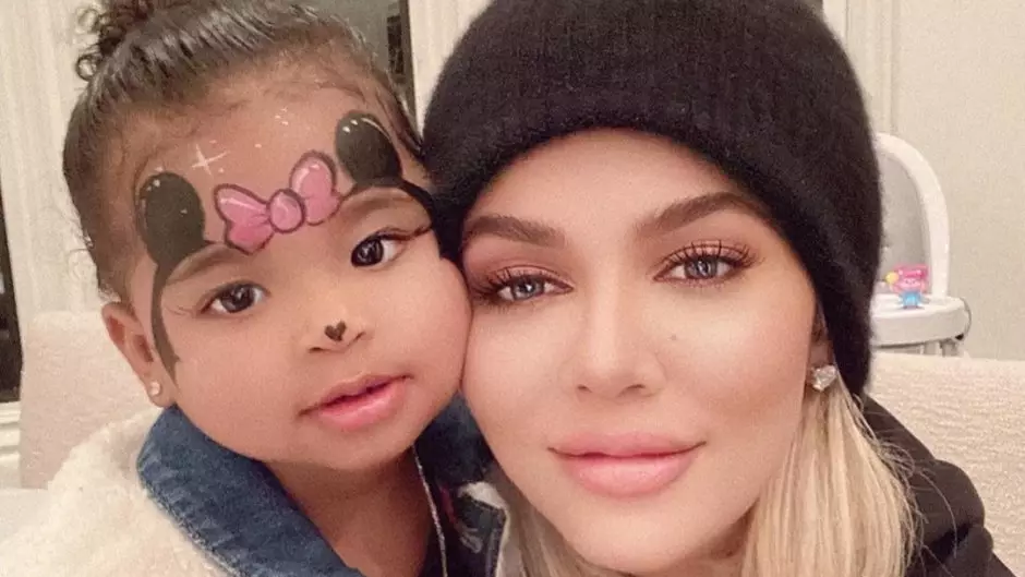 Khloe Kardashian สวมหมวกสีดำและยิ้มกับลูกสาว True Thompson กับ Minnie Mouse Face Paint