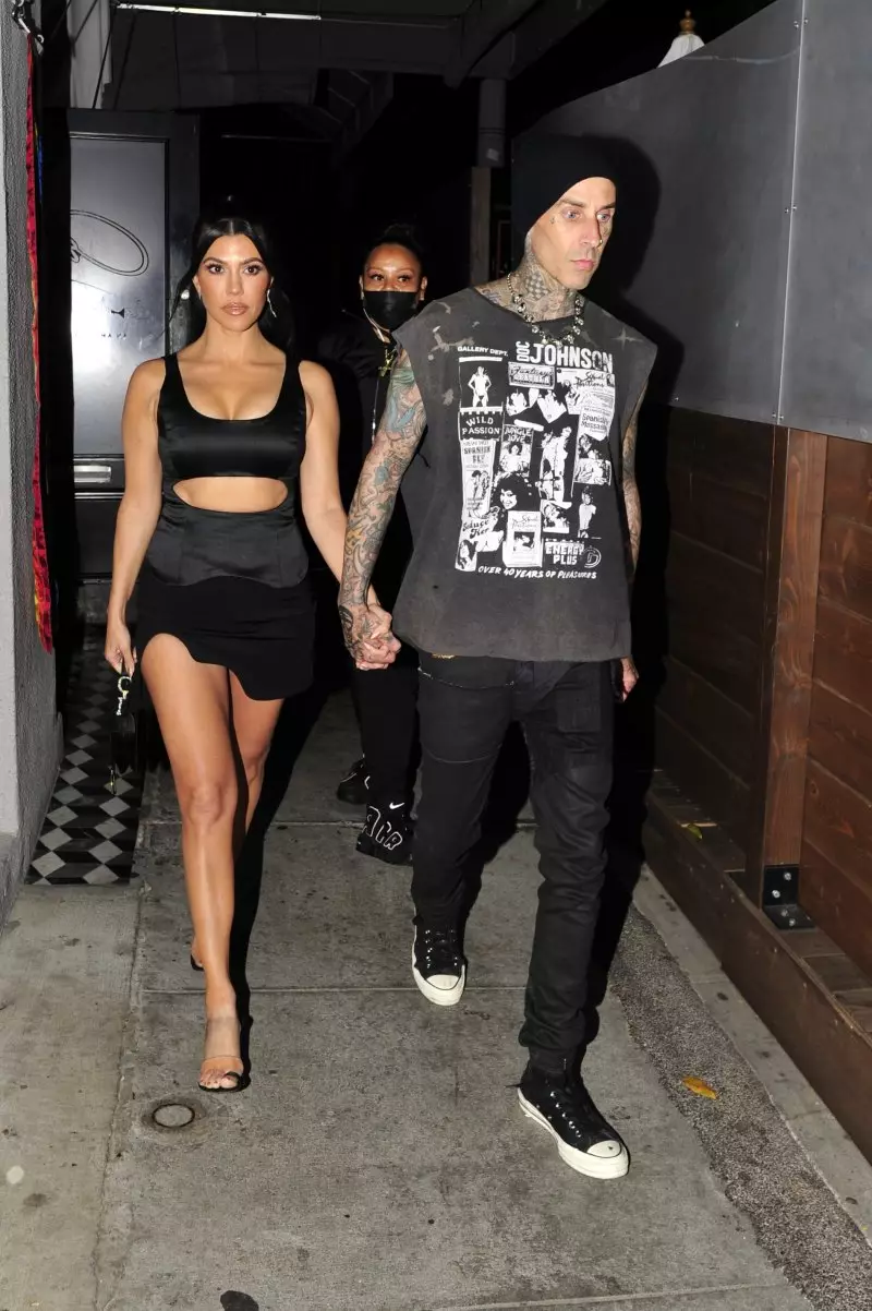 ourtney Kardashian toant abs tidens Travis Barker Date Night 5