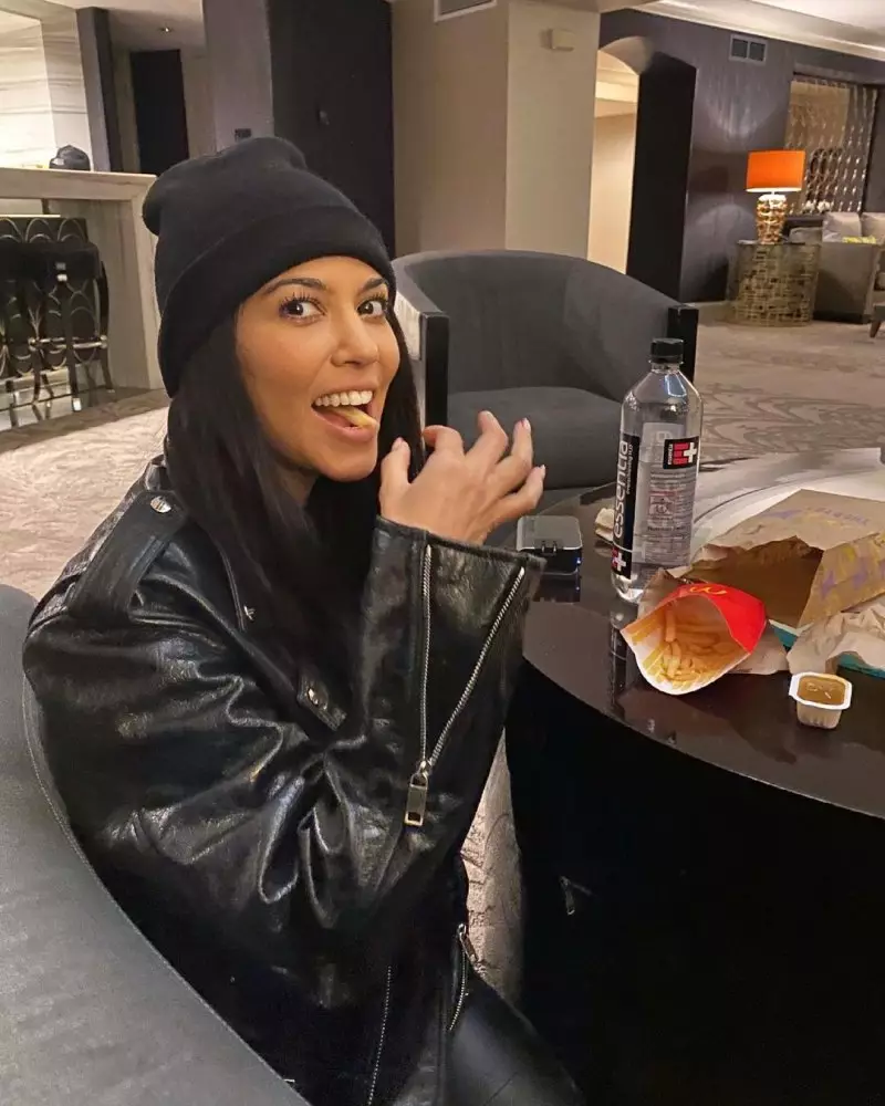 Rockstar Chic! Evolucioni i stilit të Kourtney Kardashian që nga takimi me të dashurin Travis Barker