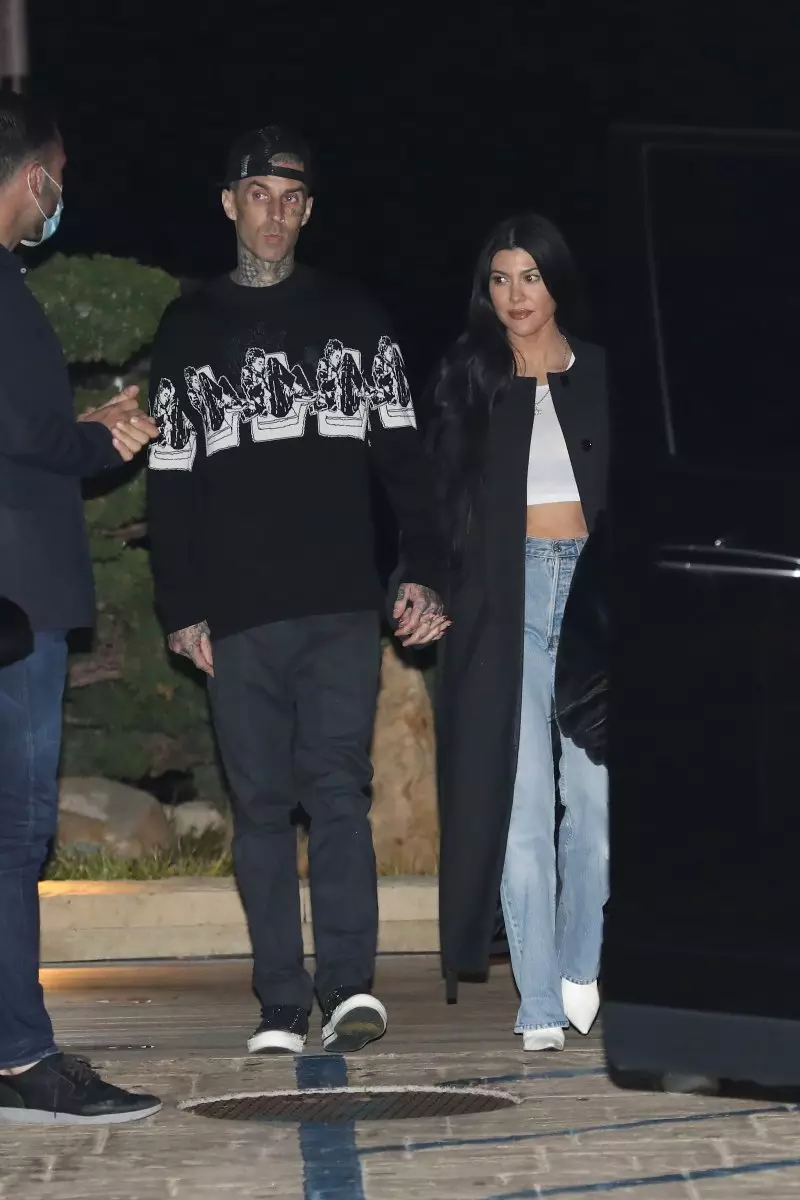 Kourtney Kardashian sjell vajzën e saj Penelope dhe mbesën North në një mbrëmje takimi me Travis Barker