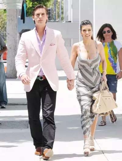 Rockstar Chic! Evolucioni i stilit të Kourtney Kardashian që nga takimi me të dashurin Travis Barker