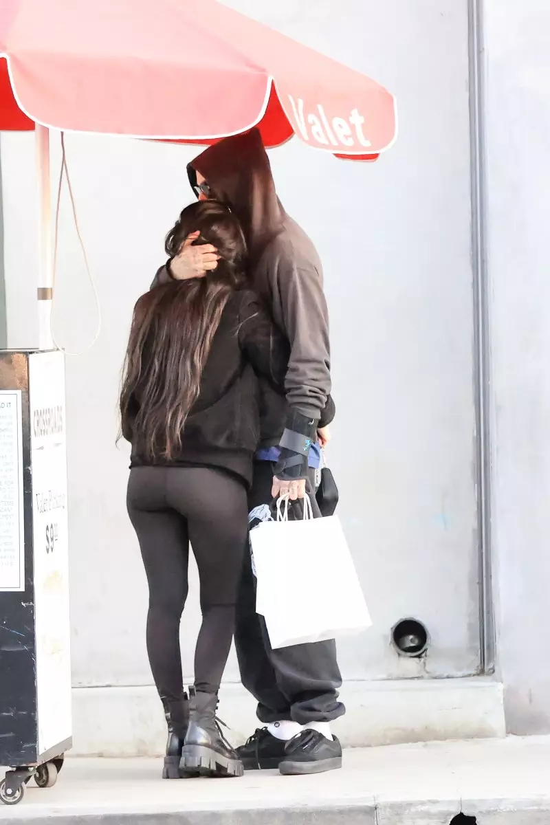 kourtney-kardashian-travis-barker-pda-at-valet-in-la