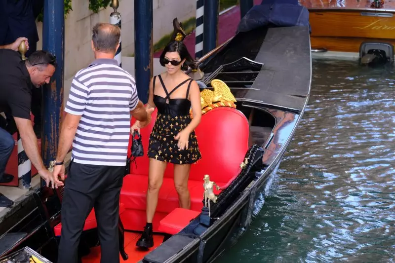 Kourtney Kardashian dhe Travis Barker shëtisin me gondolë në Venecia, Itali 30 gusht 2021