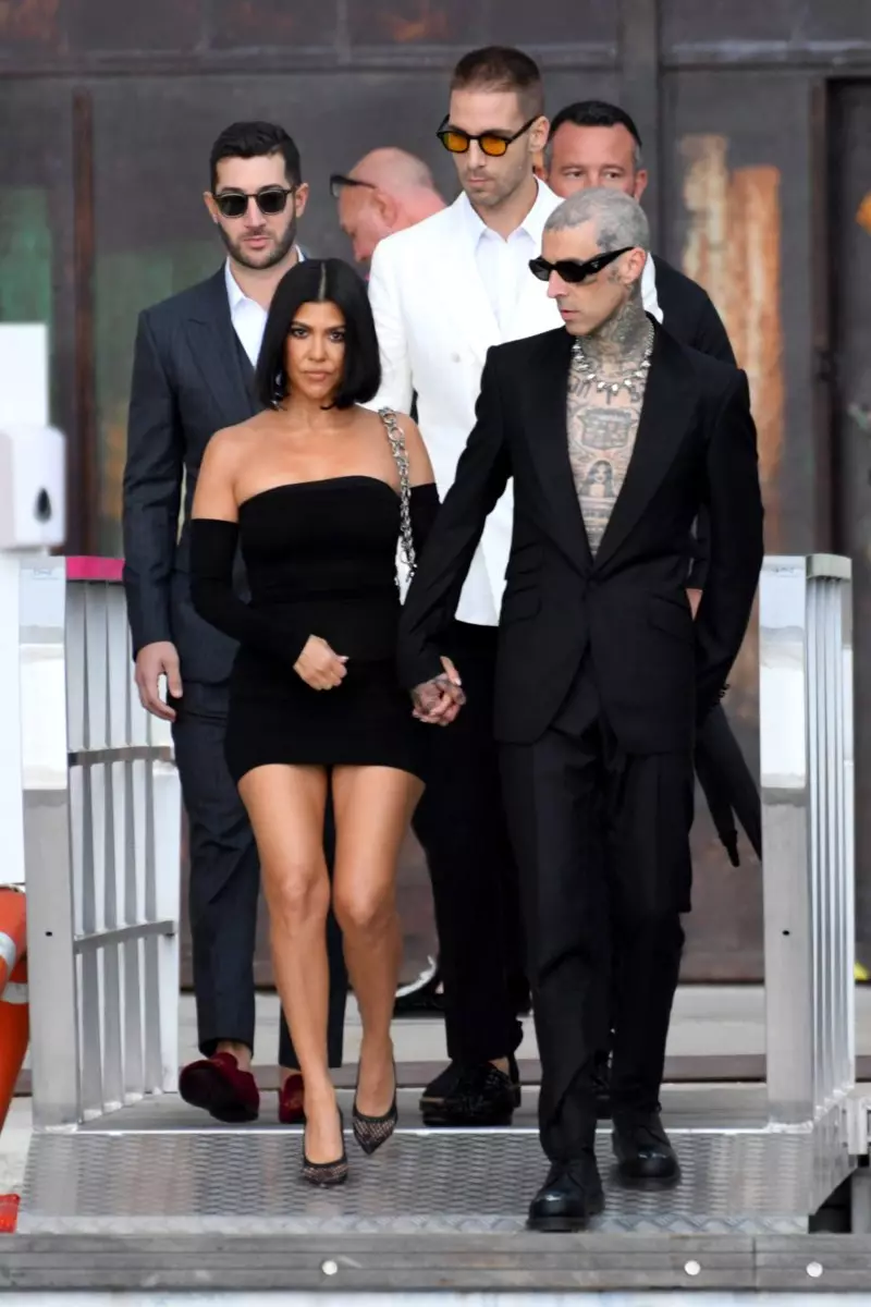 kourtney-kardashian-fustan i zi-modë