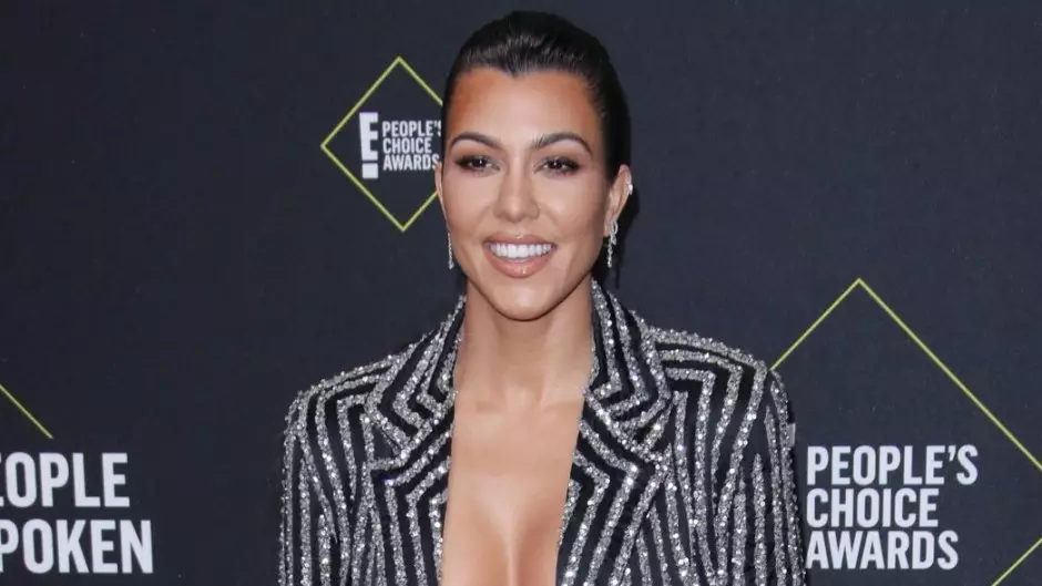 Kourtney Kardashian Mutfağında Sırtı Açık Elbise Giydi