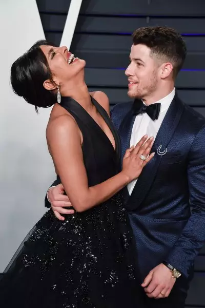 Nick Jonas blauer Anzug Priyanka Chopra schwarzes Ballkleid Vanity Fair Party