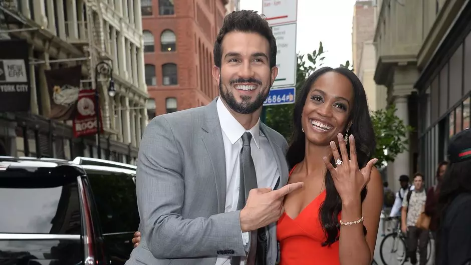 Anel de noivado de Rachel Lindsay e Bryan Abasolo casados