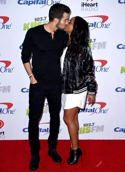 Rachel Lindsay e Bryan Abasolo se beijando no tapete vermelho