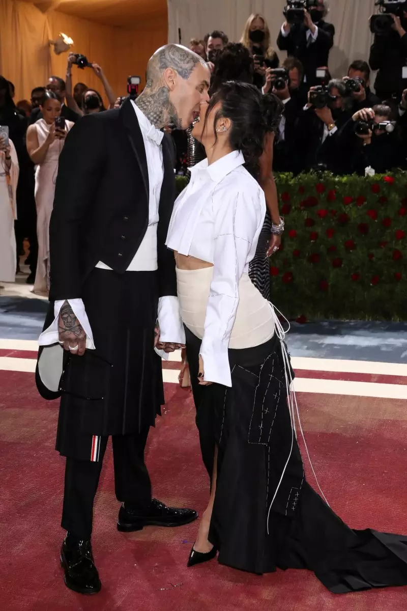 Ngihlangane neGala Debut! UKourtney Kardashian kanye noFiance Travis Barker Bajikisa Amakhanda Kukhaphethi Obomvu wango-2022