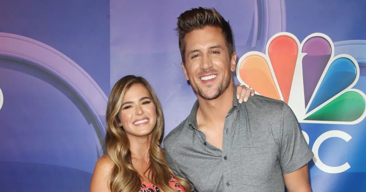 JoJo Fletcher သည် Jordan Rodgers နှင့် ရွှေ့ဆိုင်းထားသော မင်္ဂလာဆောင်ရက်ကို ရောင်ပြန်ဟပ်သည်။