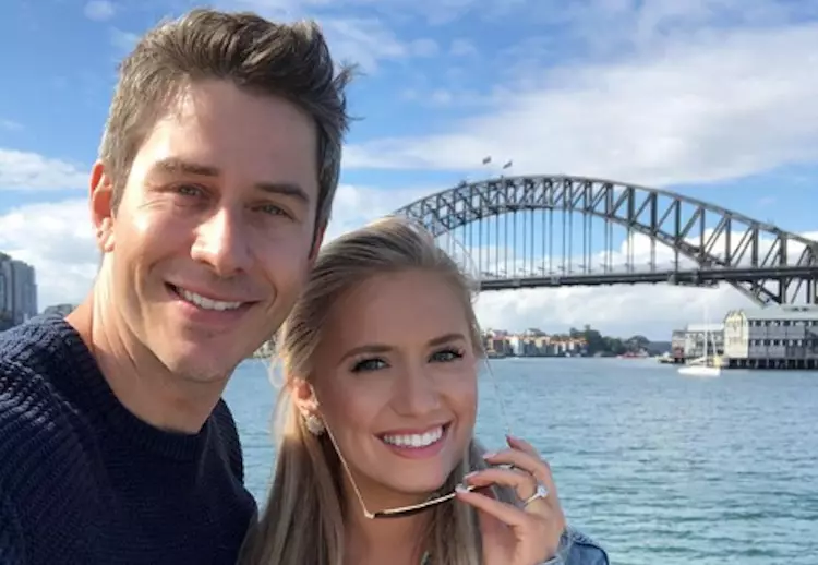 Lauren Burnham Naskas Bebon N-ro 1 Kun "Fraŭlo" Arie Luyendyk